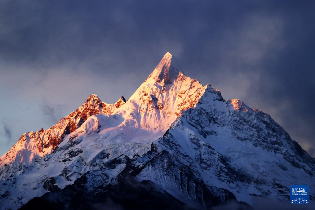 Meili Snow Mountain is as beautiful as a golden mountain under the ...